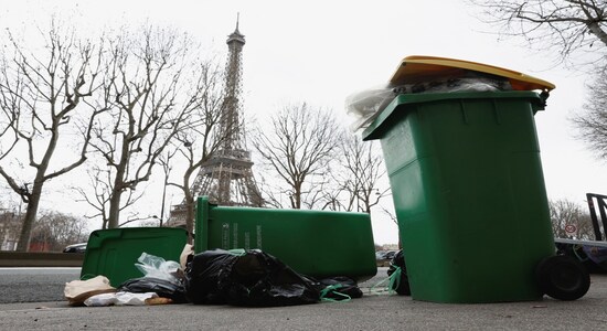 Garbage in Paris: Overflowing bins, stench of rotting food taints ...