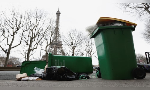Garbage in Paris: Overflowing bins, stench of rotting food taints ...