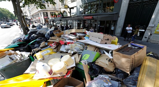 Garbage in Paris: Overflowing bins, stench of rotting food taints ...