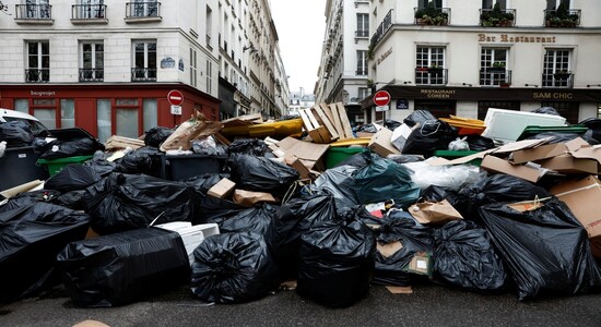 Garbage in Paris: Overflowing bins, stench of rotting food taints ...