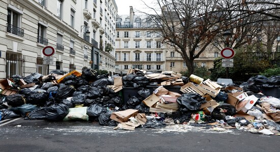 Garbage in Paris: Overflowing bins, stench of rotting food taints ...