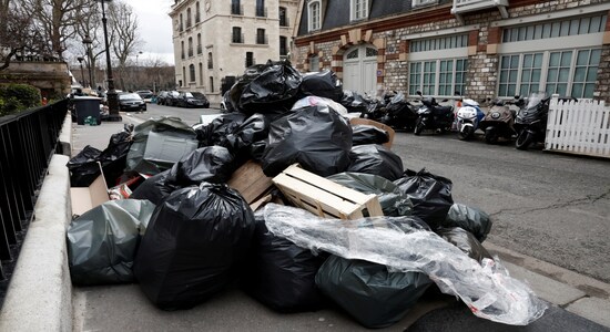 Garbage in Paris: Overflowing bins, stench of rotting food taints ...