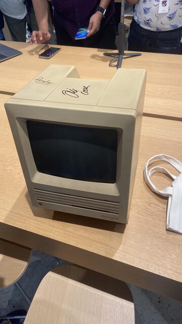 Brand new store, Tim Cook and more leave Mumbai Apple fans a happy lot ...