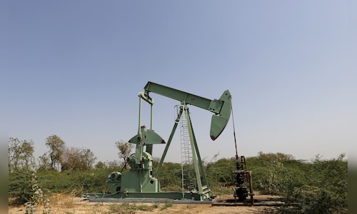 Oil posts weekly losses as US data dents hopes for near-term rate cuts ...