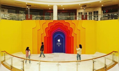 Excitement builds as Delhi gears up for its first Apple Store - CNBC TV18
