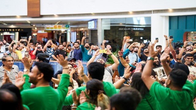 In Pics | Fans throng Apple's flagship store in Delhi - CNBC TV18