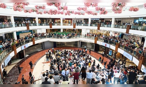 In Pics | Fans throng Apple's flagship store in Delhi - CNBC TV18