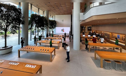 Join us as we take a walk in and around Apple's first two flagship ...