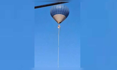 Hot air balloon catches fire mid air near Mexico City, 2 dead | Caught ...
