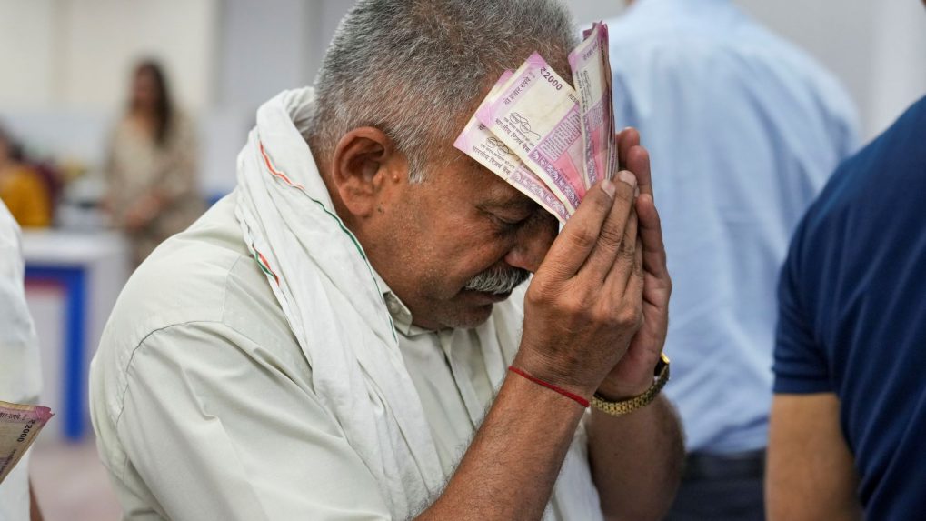 Smooth start for Rs 2,000 note exchange: Some bank branches witness ...