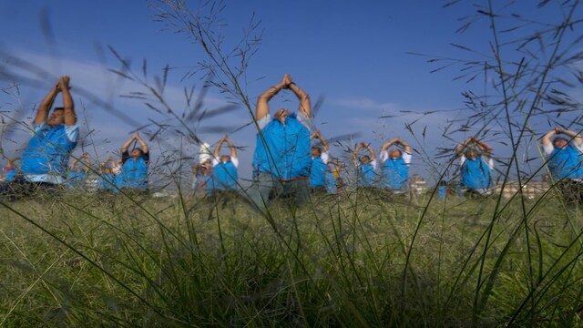 Modern day gurus who popularised Yoga in the west - CNBC TV18