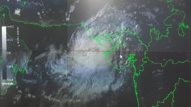 Cyclone Biparjoy Highlights: Cyclone to weaken as it enters Gujarat ...