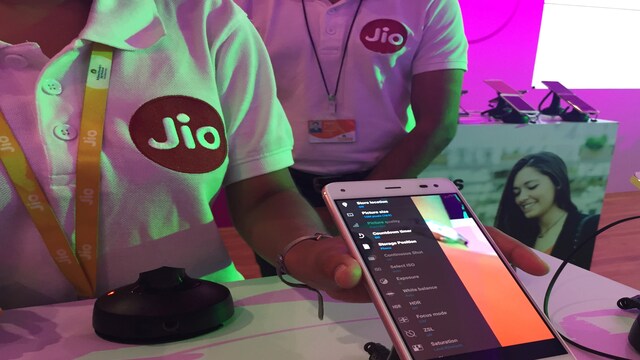 Reliance Jio in talks to raise about $1.6 billion for purchase of ...
