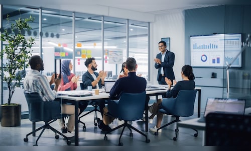 Headcounts in the IT Sector fall for the first time since FY18 - CNBC TV18