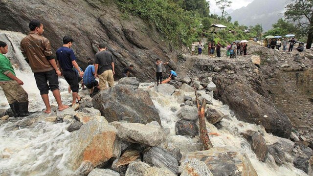 Sikkim flash flood: 2021 study warned about threat of South Lhonak lake ...