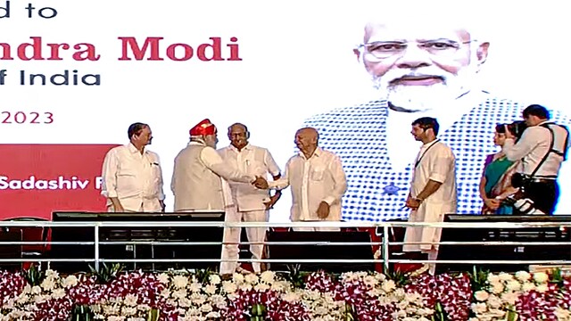 Modi in Pune: PM receives Lokmanya Tilak National Award, shares stage ...