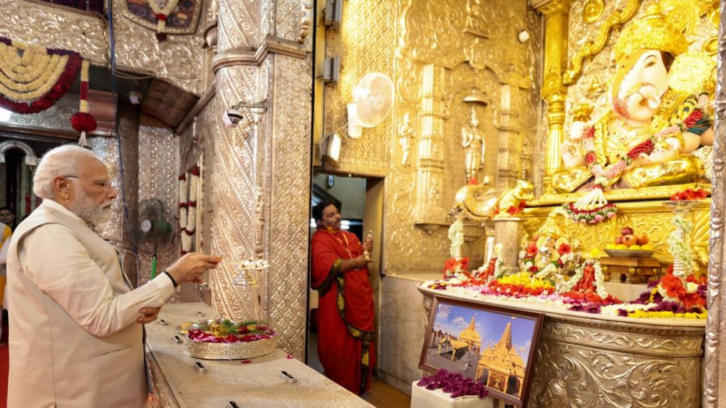 Modi in Pune: PM receives Lokmanya Tilak National Award, shares stage ...