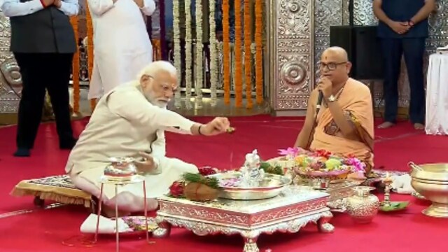PM Modi performs puja at Pune’s Dagadusheth Halwai Mandir: Here’s why ...