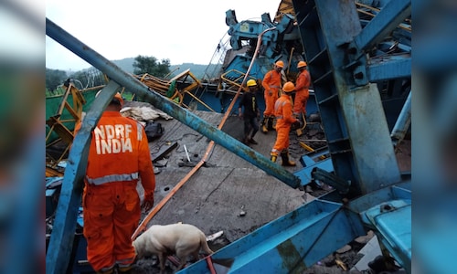 Samruddhi Expressway accident: 17 killed after girder machine collapses ...