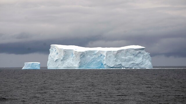 World's largest iceberg breaks free, heads toward Southern Ocean - CNBC ...