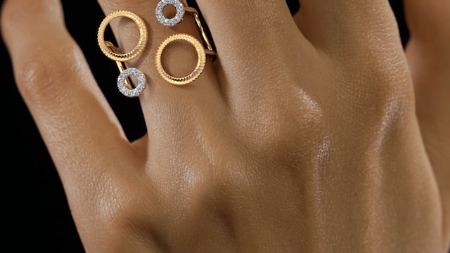 Necklaces, belts, rings confused how to amp up your New year eve look ...