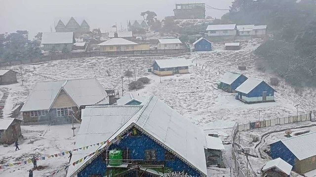 Snowfall in West Bengal's Sandakphu brings cheer among tourists - CNBC TV18