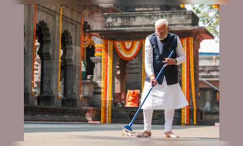 PM Modi mops floor of Kalaram temple premises — Watch video - CNBC TV18