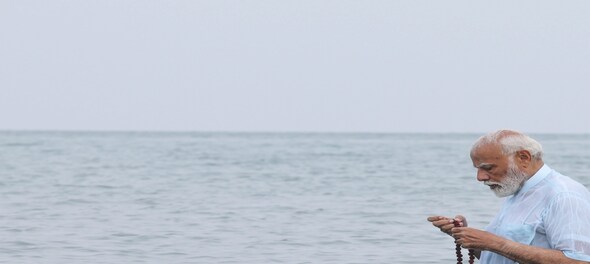 WATCH: PM Modi takes holy dip in Rameswaram, listens to verses of Kamba ...