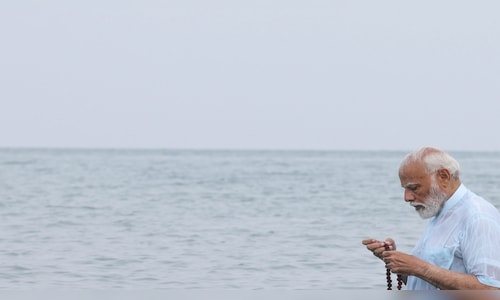 WATCH: PM Modi takes holy dip in Rameswaram, listens to verses of Kamba ...