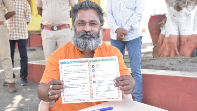 Meet Haridasji, the lone voter of Gujarat's Banej polling booth - CNBC TV18