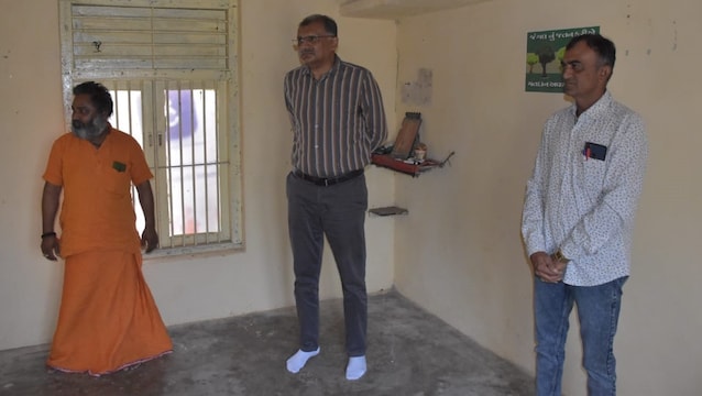 Meet Haridasji, the lone voter of Gujarat's Banej polling booth - CNBC TV18