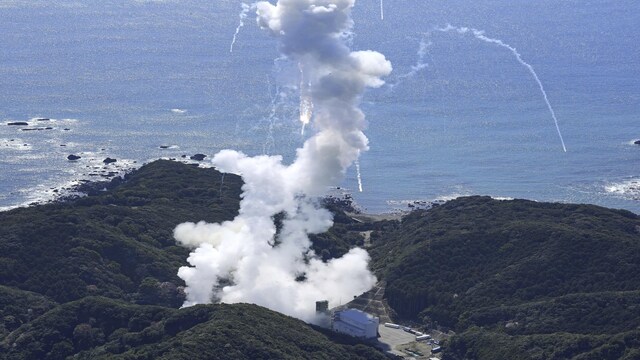 Japanese commercial rocket trying to put a satellite into orbit ...